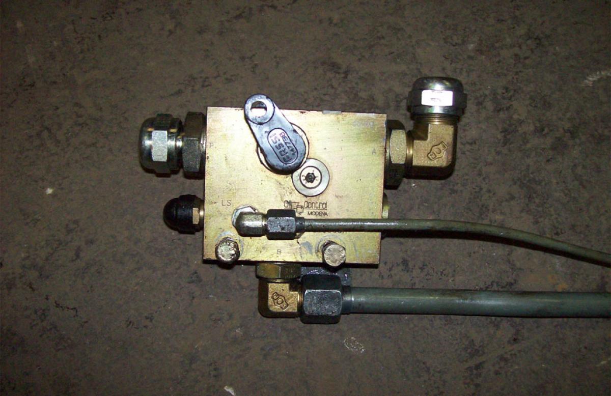 Fassi Holding Valve | Runnion Equipment Company